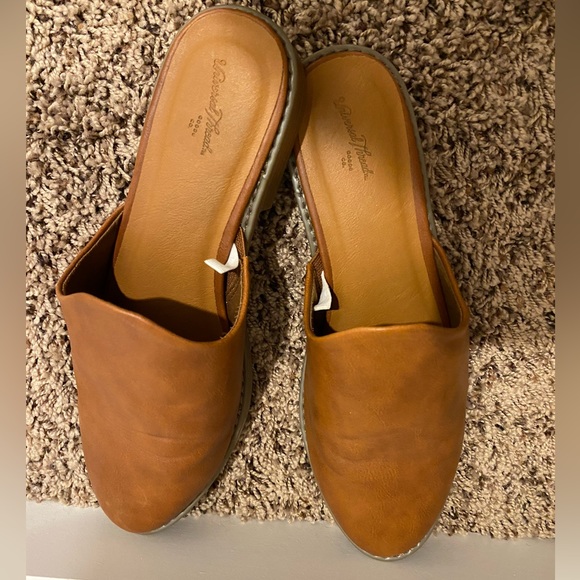 Universal Thread | Shoes | Universal Thread Chestnut Flats | Poshmark